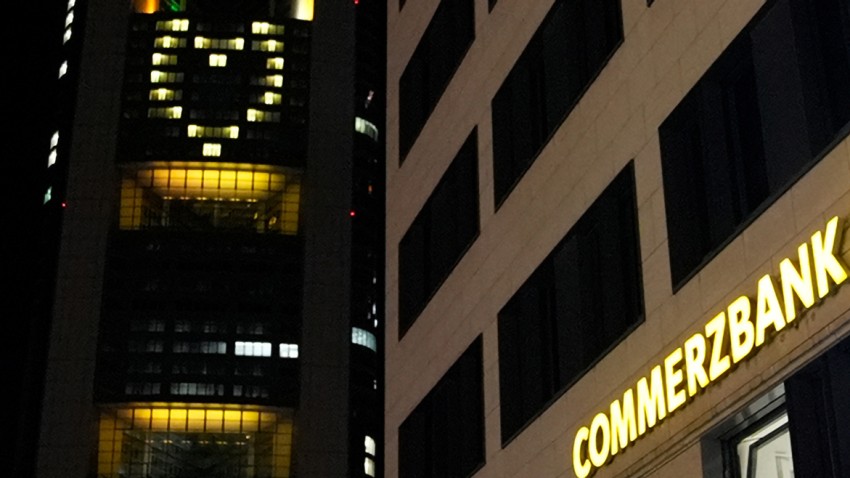 Gelbes Herz erleuchtet Tower - Konzern-Webseite